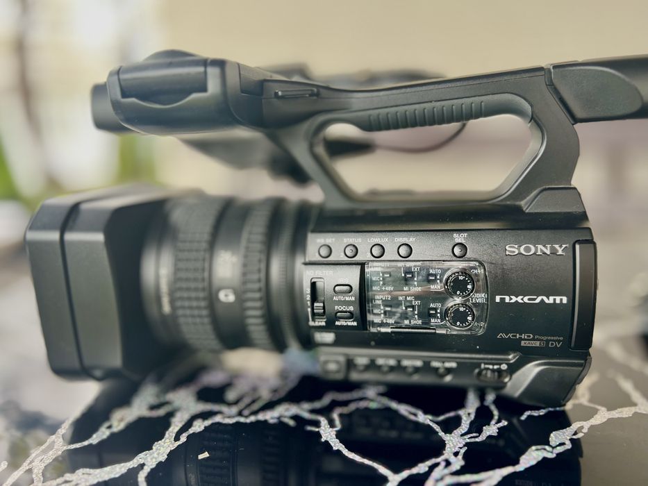 Cameră video profesională Sony HXR-NX 100 Falticeni • OLX.ro