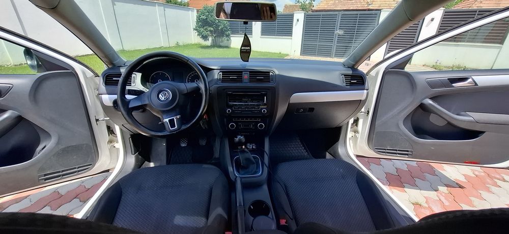 Volkswagen Jetta 1.6 TDI 2013 Petresti • OLX.ro