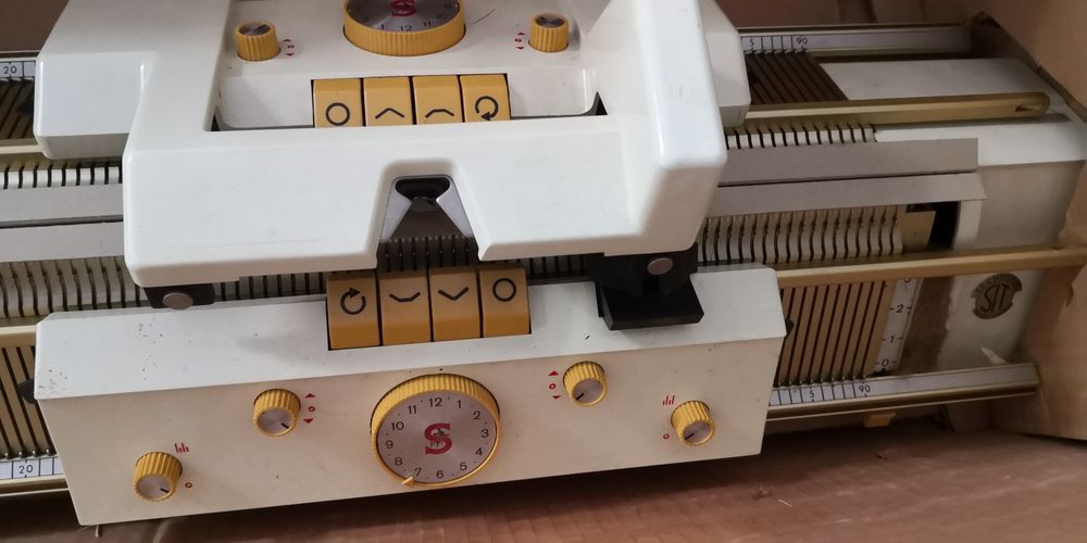 Masina tricotaj Singer 2100-2200 noua Deve • OLX.ro