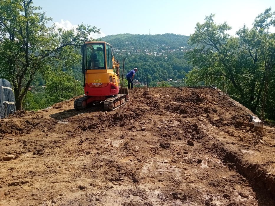 Inchiriez si execut sapaturi cu excavator de 3.0 tone. Comarnic • OLX.ro