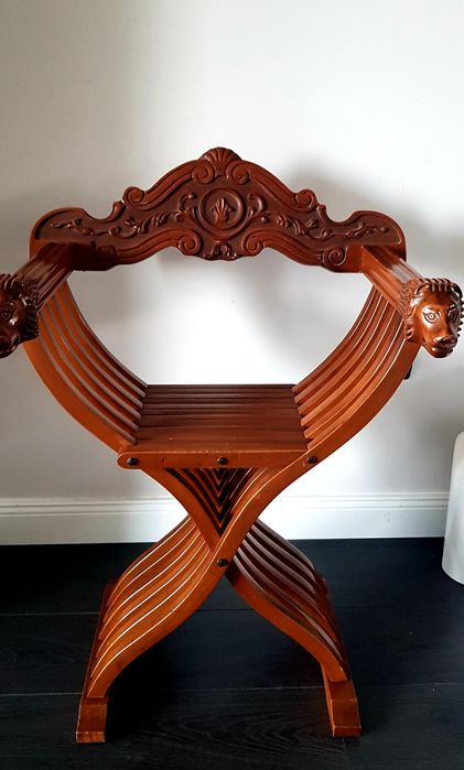 Scaune vechi ,,Savonarola" din lemn masiv Unirea • OLX.ro