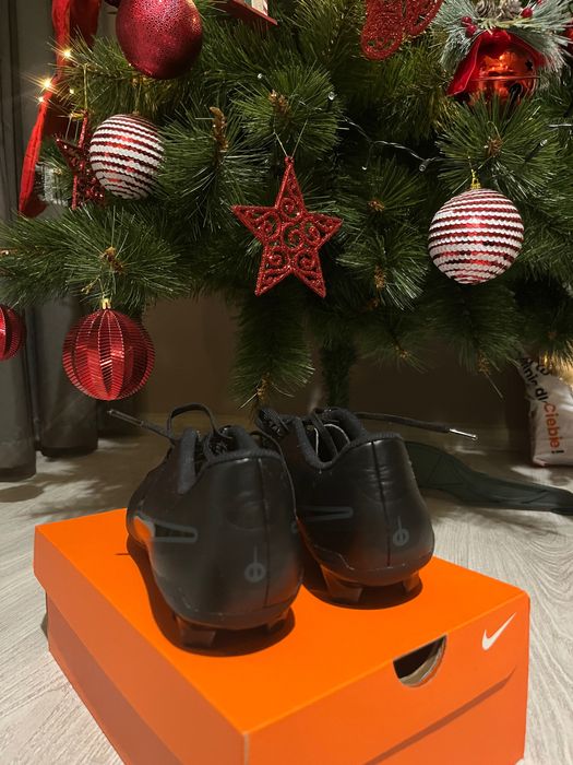 Чисто нови футболни бутонки, пращам ги и с кутията им, номер 49, 100лв ...