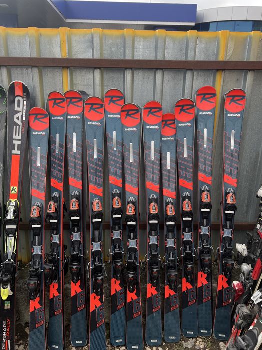 Vând schiuri si clăpari , căști si bețe ski Brasov • OLX.ro