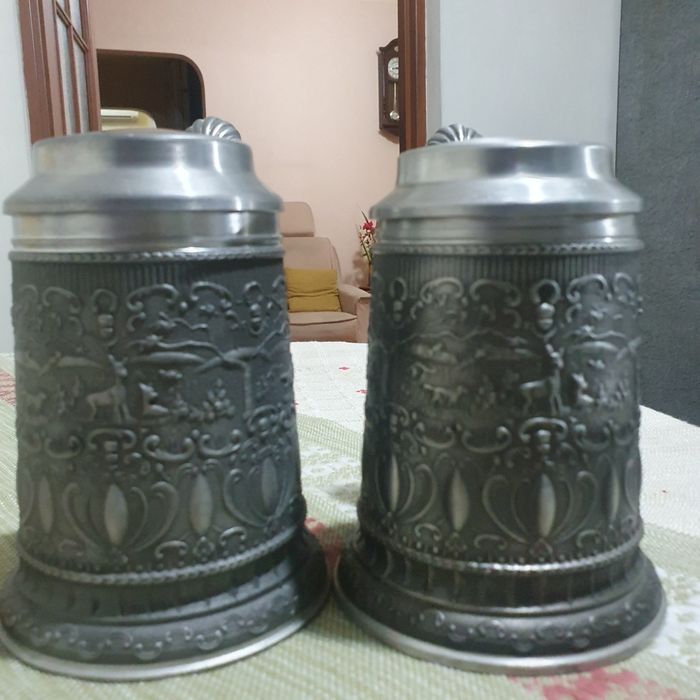 Doua halbe cu capac, din staniu , cu acelas motiv vanatoresc Oradea ...