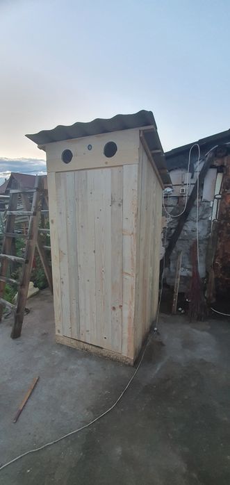 Toaleta de curte Ernei • OLX.ro