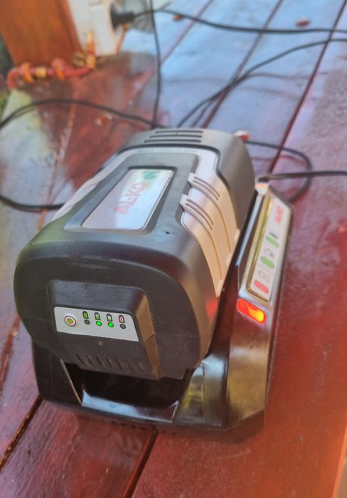 Mașină de tuns iarba pe acumulatori: Alko Moweo 3.85 Hateg • OLX.ro