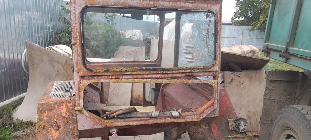 Tractor universal 650 Fundeni • OLX.ro