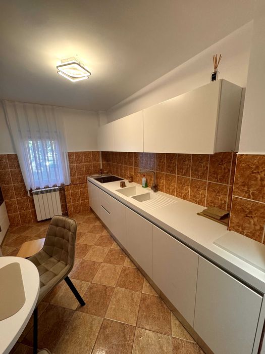 Inchiriez apartament 3 camere zona Dorbob Sfantul Apostol Andrei Oradea ...