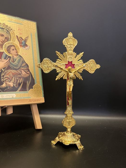 Cruce cu postament.Este realizată din staniu aurit. Nicolae Balcescu ...