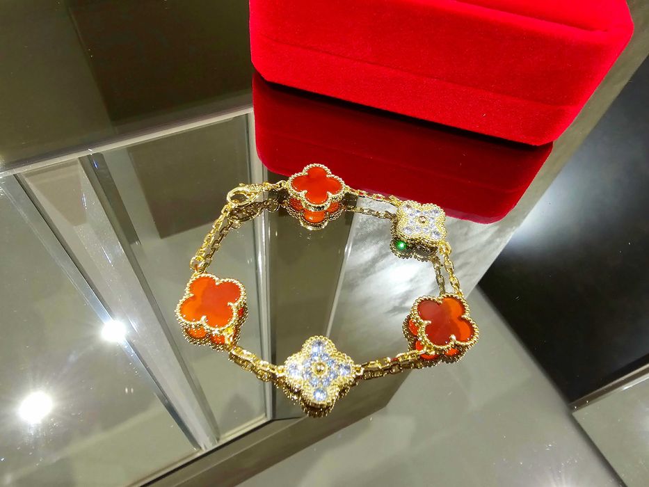 Van Cleef & Arpels VCA Gold Red Alhambra 5 Motifs Clover Дамска Гривна ...