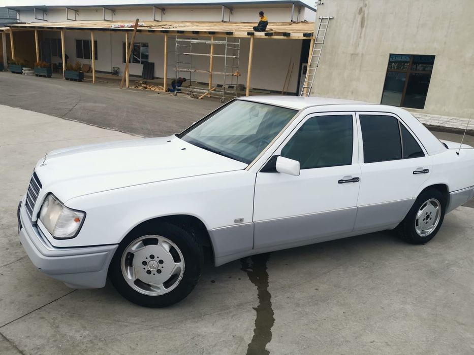 Mercedes-Benz W124 E200 Roznov • OLX.ro