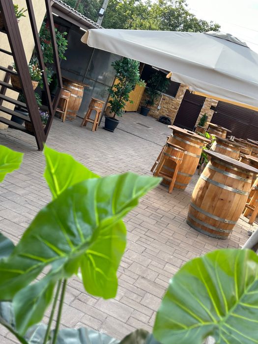 Mese si scaune tip butoi din lemn pt terasa restaurant gradina ...