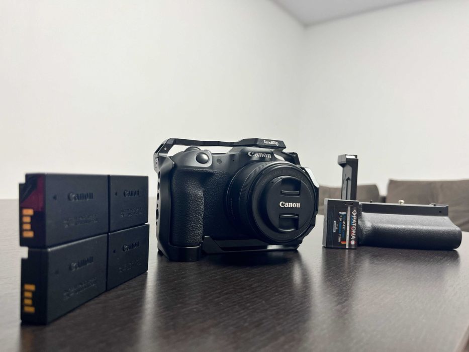 Canon R8 + Small rig Cage + Grip + 5 baterii Pitesti • OLX.ro