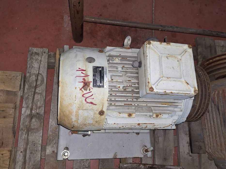 Vând motor trifazic Ciugud • OLX.ro