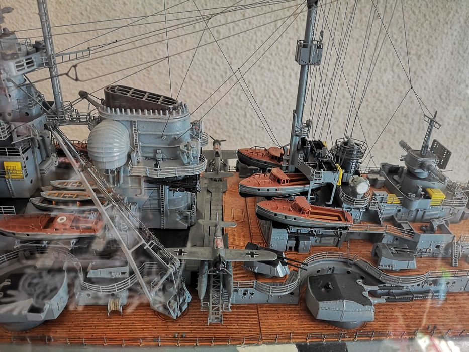 Macheta cuirasatul BISMARCK Hachette COMPLET ANSAMBLATA +display case ...