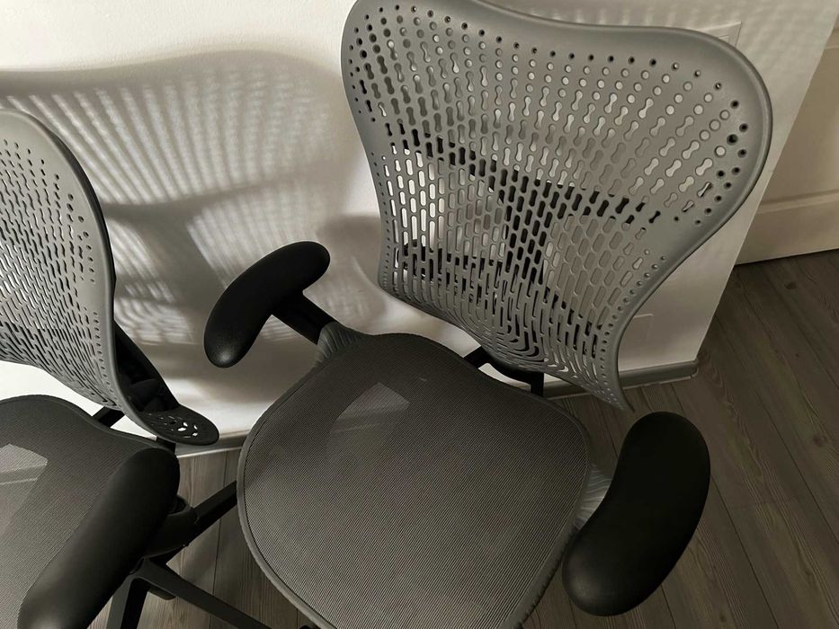 2 scaune birou ergonomice cu reglaje Herman Miller Mirra 2 tva inclus ...