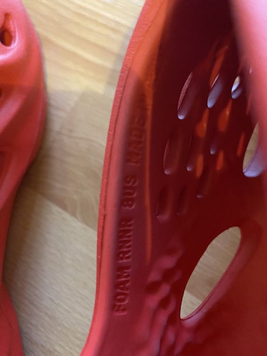 Yeezy Foam runner Red US8 Floresti • OLX.ro