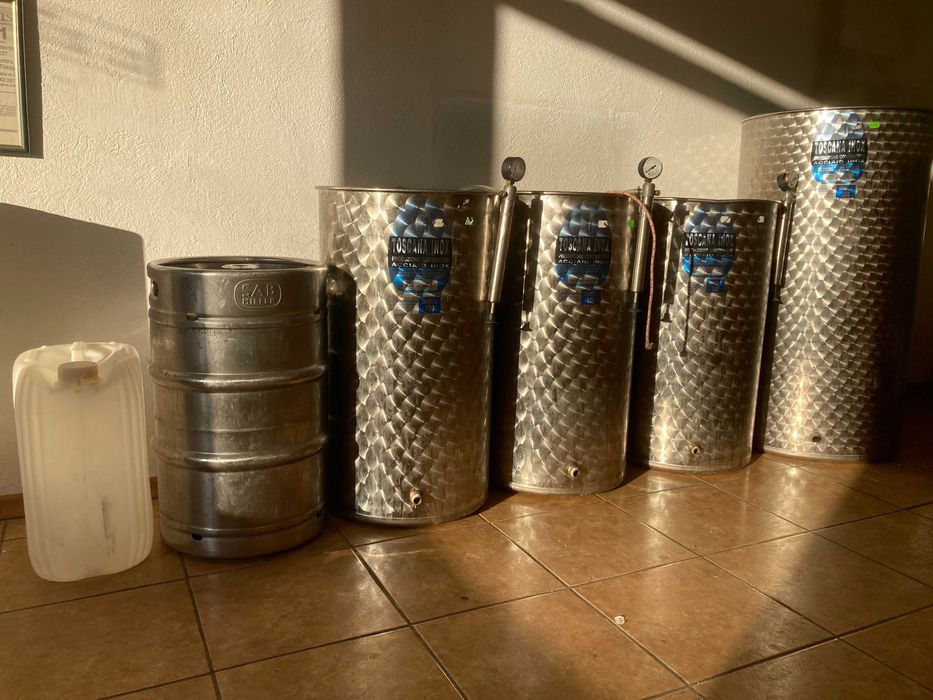 Vand butoaie de inox (50 l, 100 l, 200 l) si bidoane de plastic (20 l ...