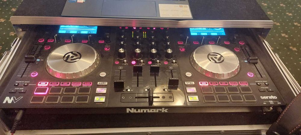 Consola/controller DJ Numark NV cu FlightCASE Iasi • OLX.ro