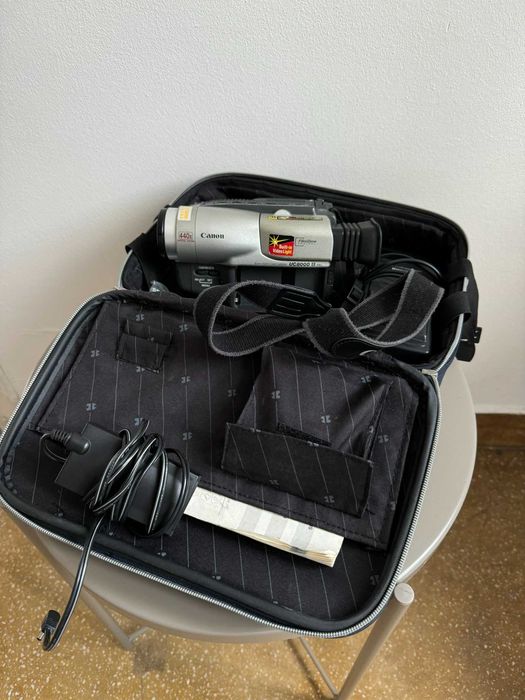 Camera de filmat Canon 8mm Video Camcorder UC 8000 - defecta Bucuresti ...