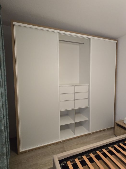 Dulap Mobexpert alb/ stejar Valea Lupului • OLX.ro