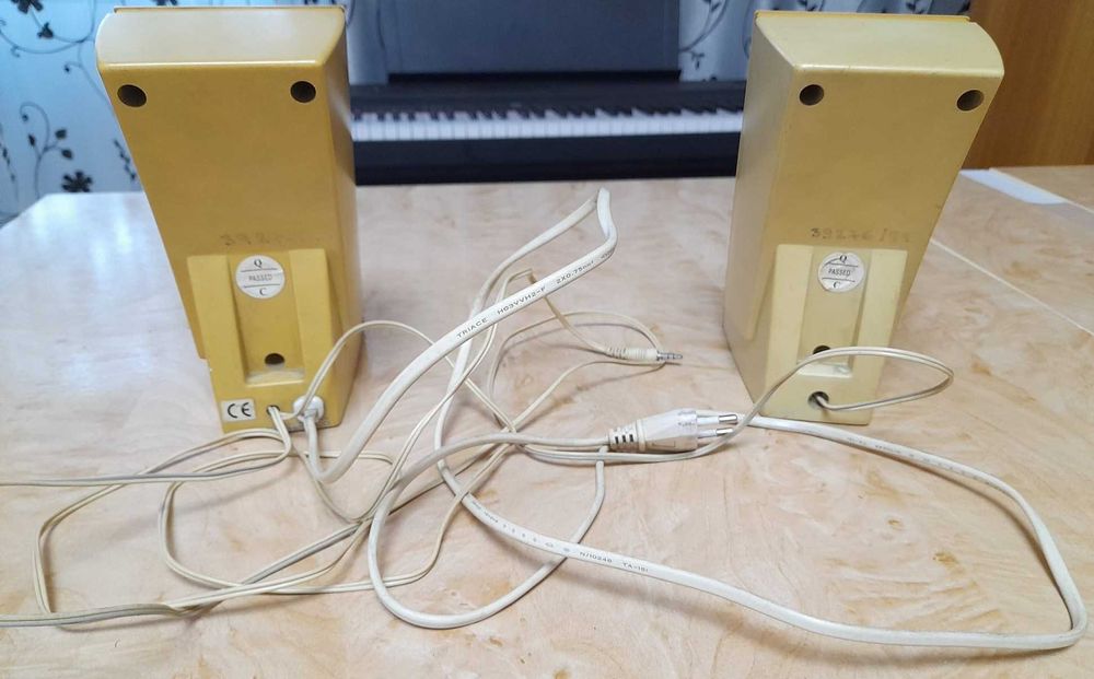 Vând set boxe amplificator încorporat, calculator/telefon mobil ...