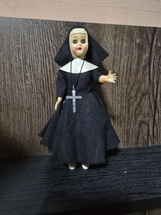 Papusa religioasa antica din plastic dur Ochi deschisi inchisi cu cruc Bucuresti Sectorul 3 • OLX.ro