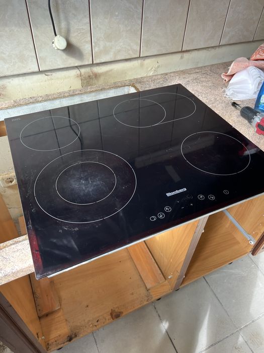 Плот за вграждане с 4 керамични котлона Blomberg 6.9 kW гр. София Хладилника • OLX.bg