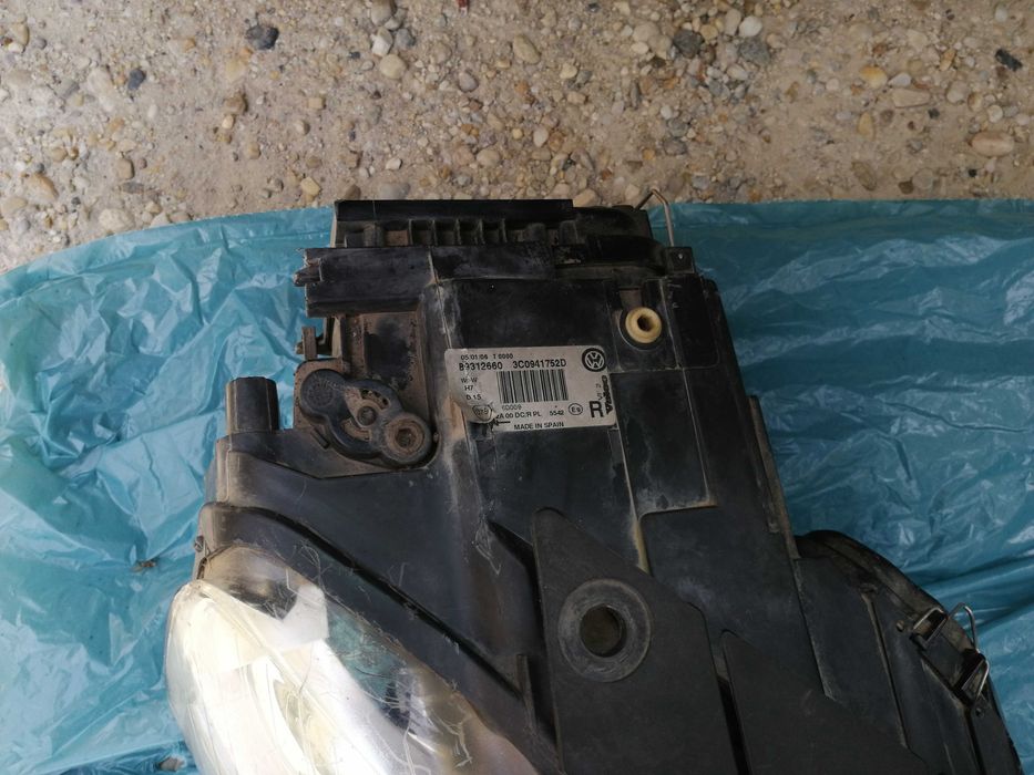 Faruri Passat B6 complete,cu Bi xenon si becuri cu LED Popesti-Leordeni • OLX.ro