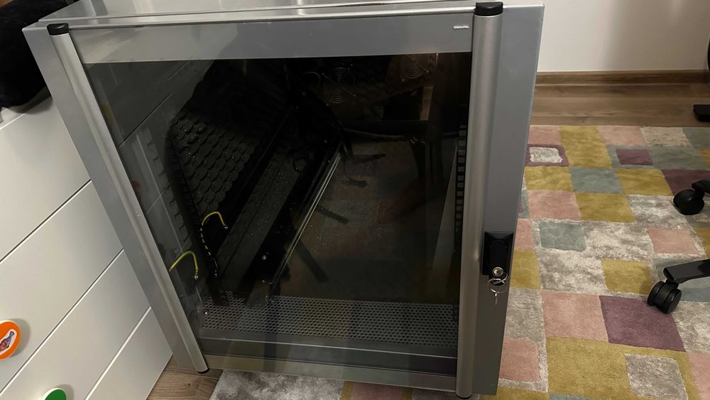 Cabinet metalic rack server 12U antifonat Iasi • OLX.ro
