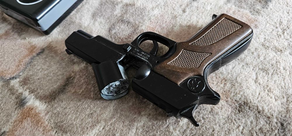 Pistol din metal cu capse walkman pistol din metal cu capse + walkman ...