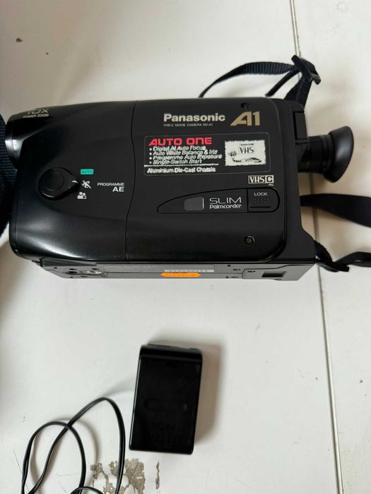 Camera de filmat Panasonic A1 VHS-C Movie Camera NV-A1 + borseta ...