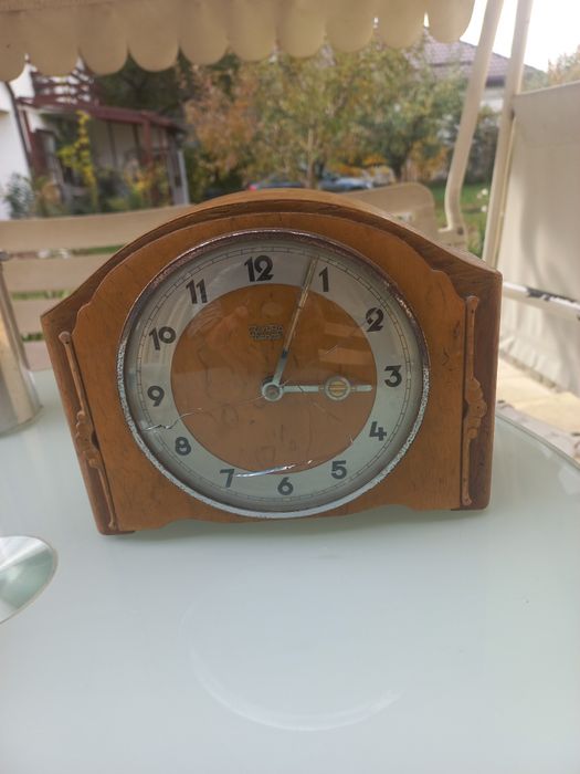 Vechi ceas de masa mecanic Pucioasa • OLX.ro