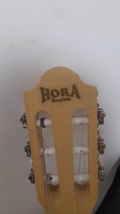 Chitara clasica 4/4 singurul defect este ca are o coarda rupta Ploiesti ...