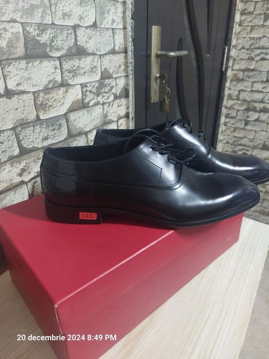 Vand pantofi Hugo Boss mărimea 42 noi originali Barzesti • OLX.ro