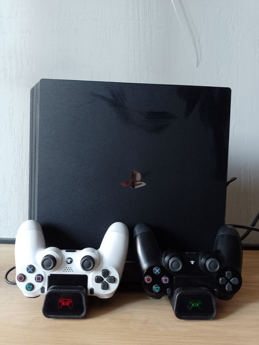 PS4 pro plus cu 2 controlare și baza de incarcare Drumul Carului • OLX.ro