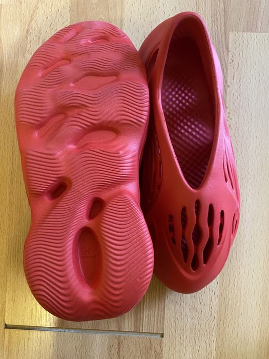Yeezy Foam runner Red US8 Floresti • OLX.ro
