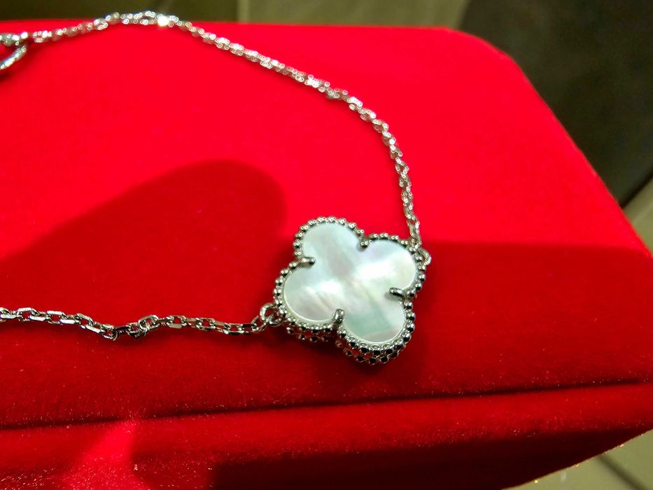 Van Cleef & Arpels VCA Mother of Pearl Alhambra Clover Дамска Гривна гр ...