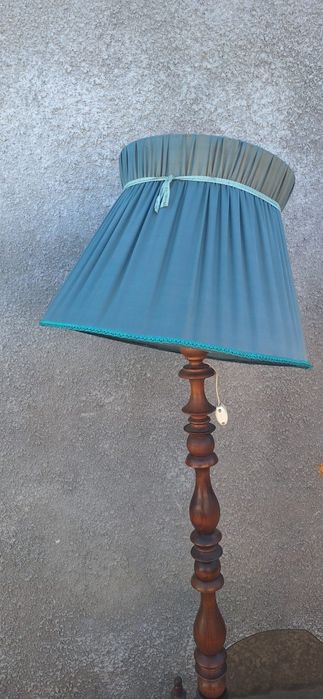 Lampadar podea vechi lemn Popesti-Leordeni • OLX.ro