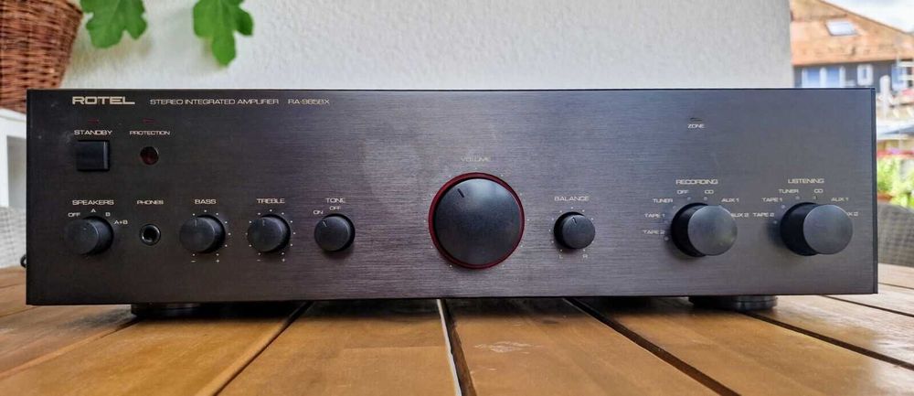 Усилвател Rotel RA-985BX, като RA-980BX, но поддържа дистанционно гр ...