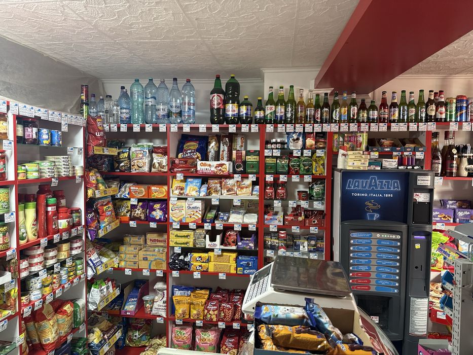 De vânzare rafturi magazin din PAL + tejghea cu sticlă Craesti • OLX.ro