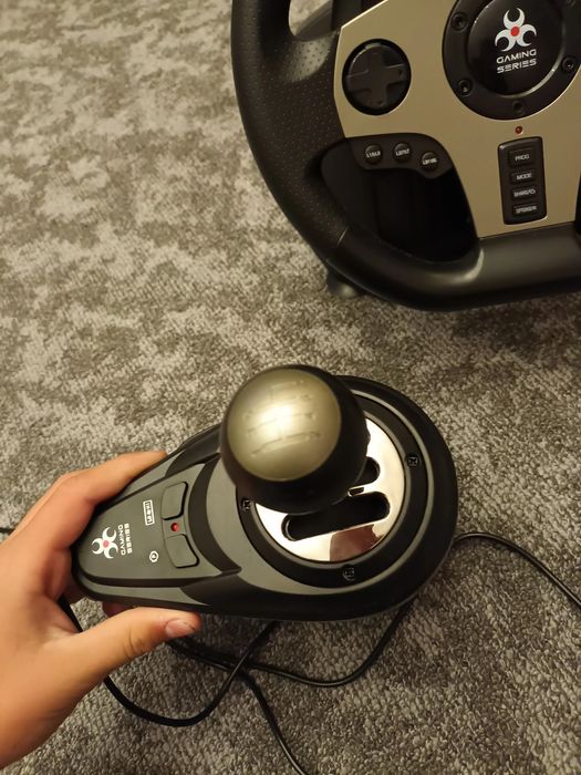 Volan, schimbator cu trei pedale Barbatesti • OLX.ro