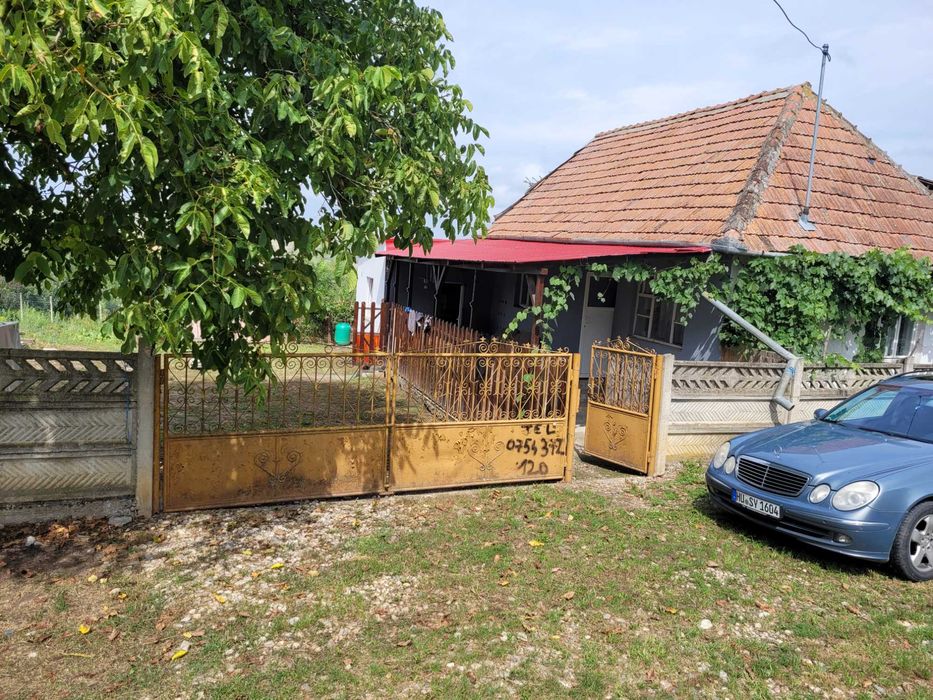 Casa de vanzare . Alecus • OLX.ro