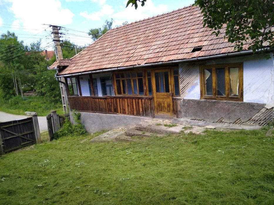 Vand casa cu teren la tara, intr-o zona deosebita Bica • OLX.ro