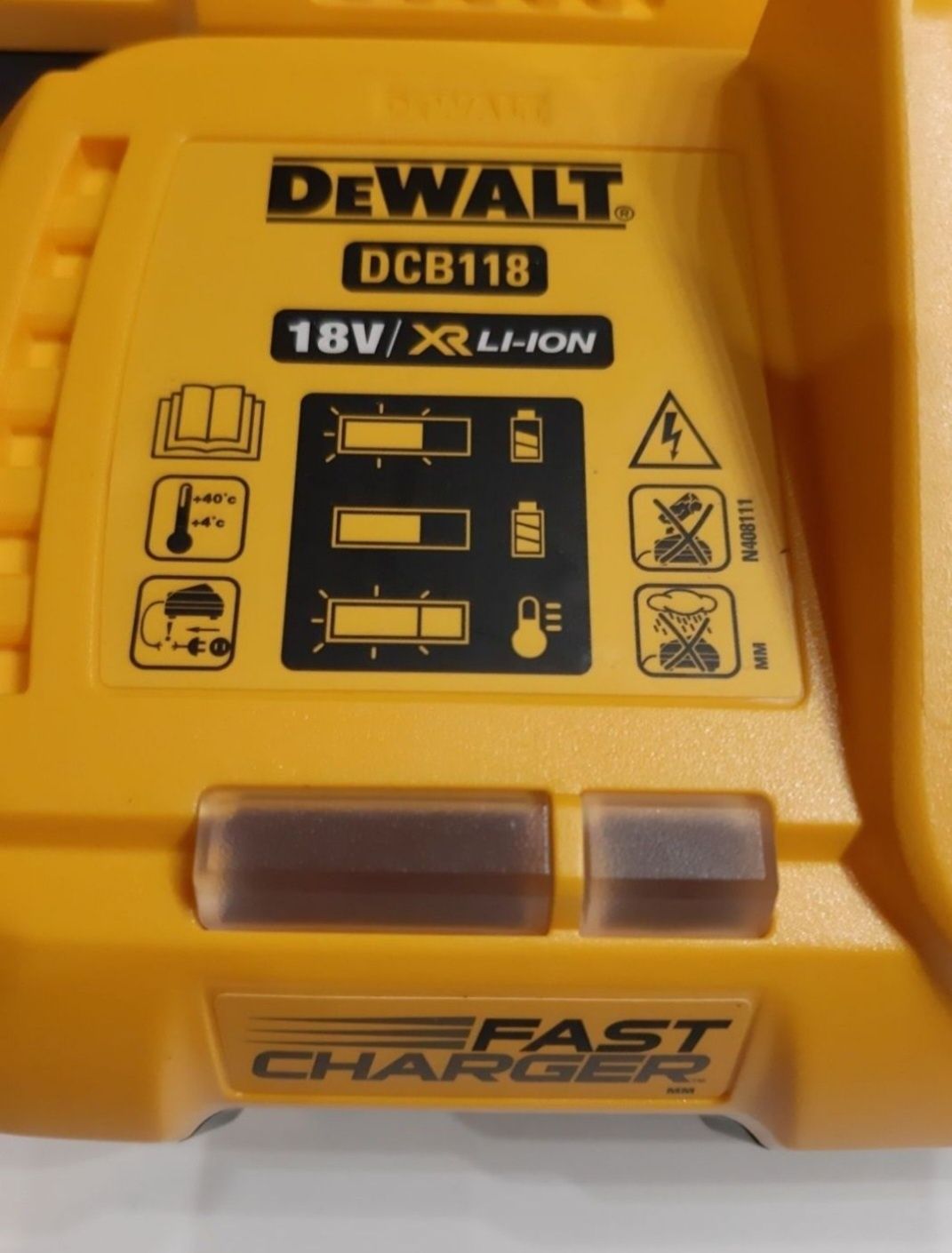 Бързо зарядно устройство Dewalt DCB118 гр. Велинград • OLX.bg