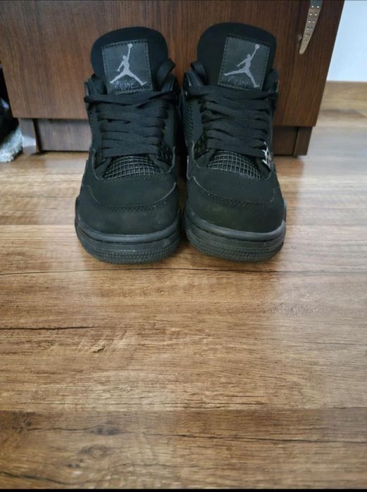 Vand pereche de Air Jordan 4 Black Cat,în stare buna Vând o pereche ...