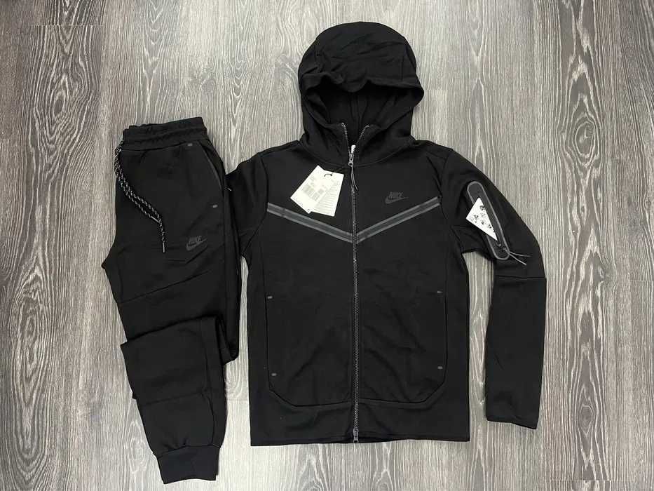 Trening Nike TECH Fleece | Full negru | Bumbac Ploiesti • OLX.ro