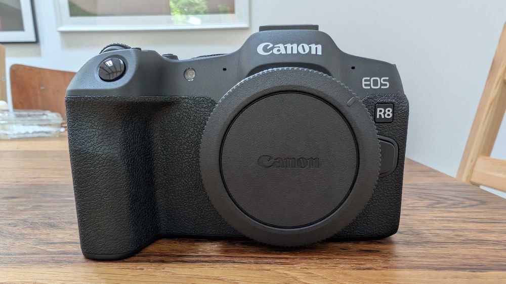 Canon R8, ca nou + 3 baterii Canon + incarcator Bucuresti Sectorul 2 ...