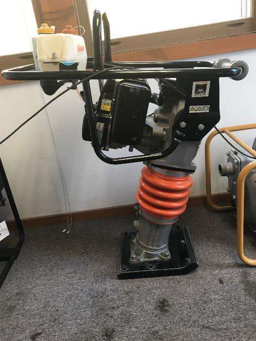 Inchiriez placa compactoare,mai compactor ,demolator,foreza pamant ...