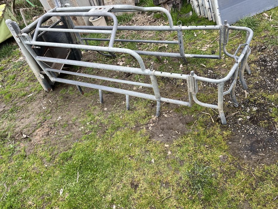 Tarc de fatare scroafe cu hranitoare si suzeta apa Coltau • OLX.ro